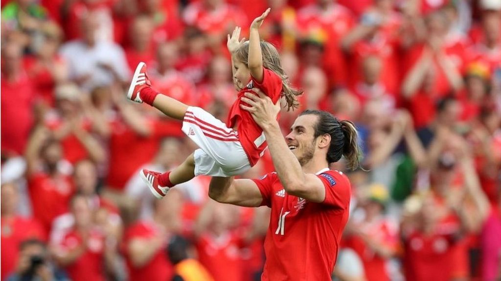 Wales' Gareth Bale celebrates winning with his daughter - BBC Newsround