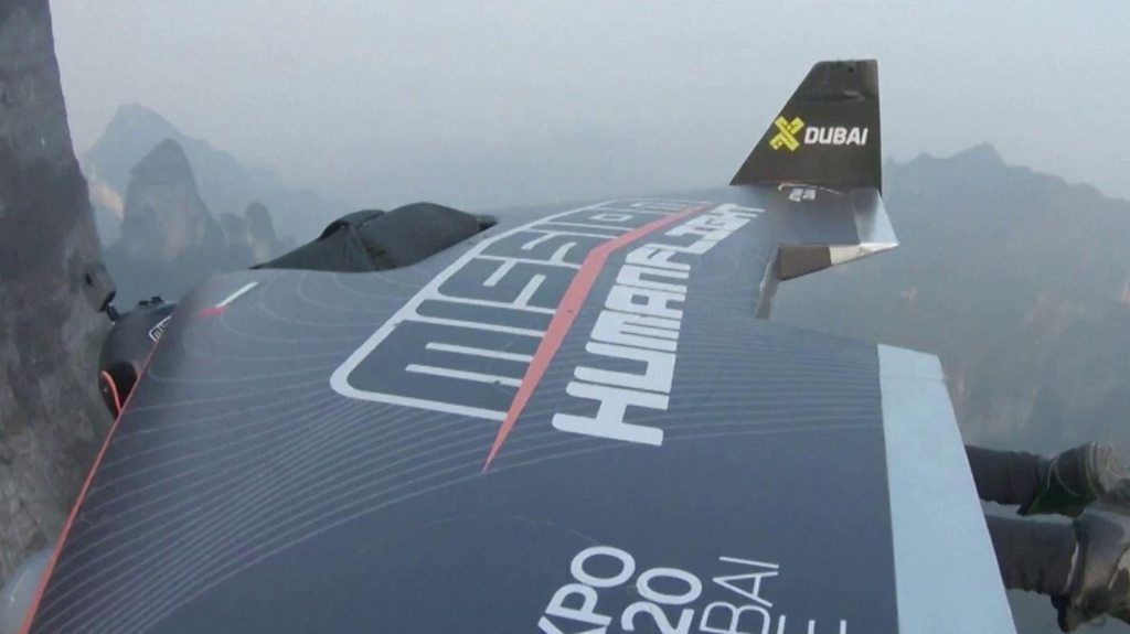 Wingsuit fliers wow crowds in China - BBC Newsround