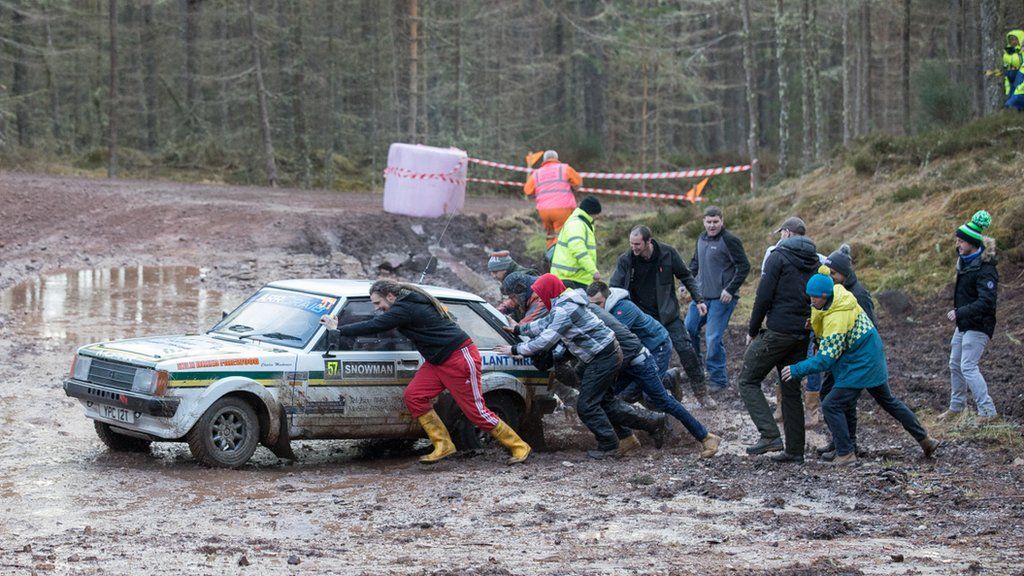 Muddy marvellous: The Snowman Rally - BBC News