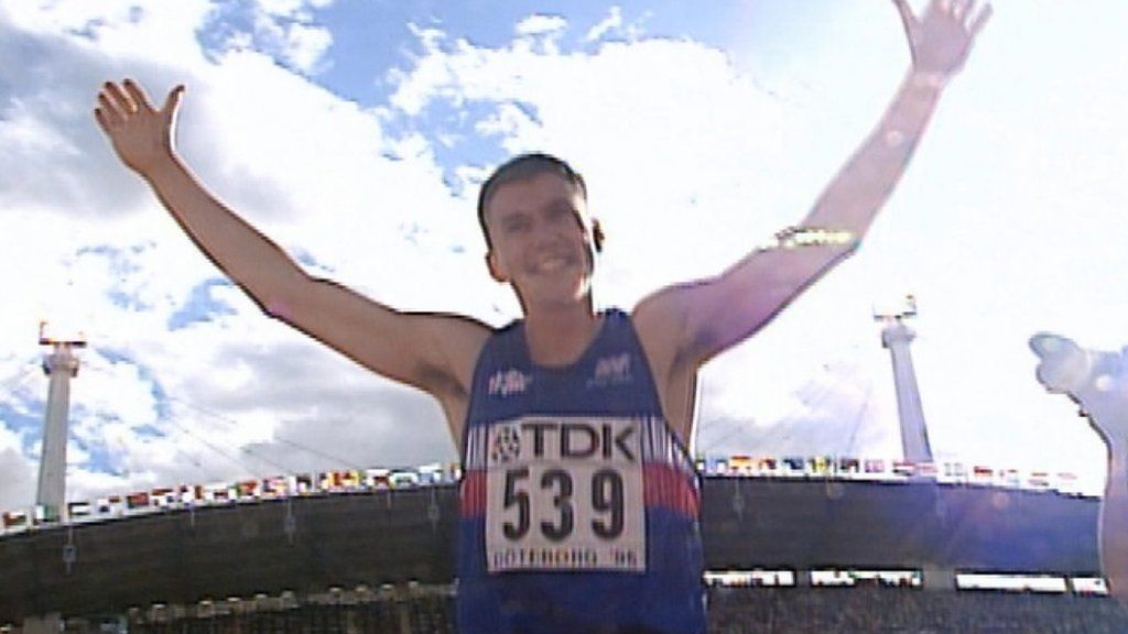 Archive: Jonathan Edwards sets triple jump world record in 1995 - BBC Sport