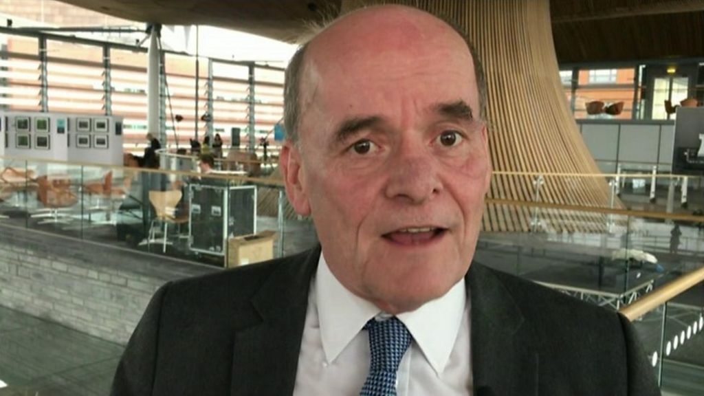 Holi'r Prif Weinidog: 'Rhyfeddod' medd Vaughan Roderick - BBC Cymru Fyw