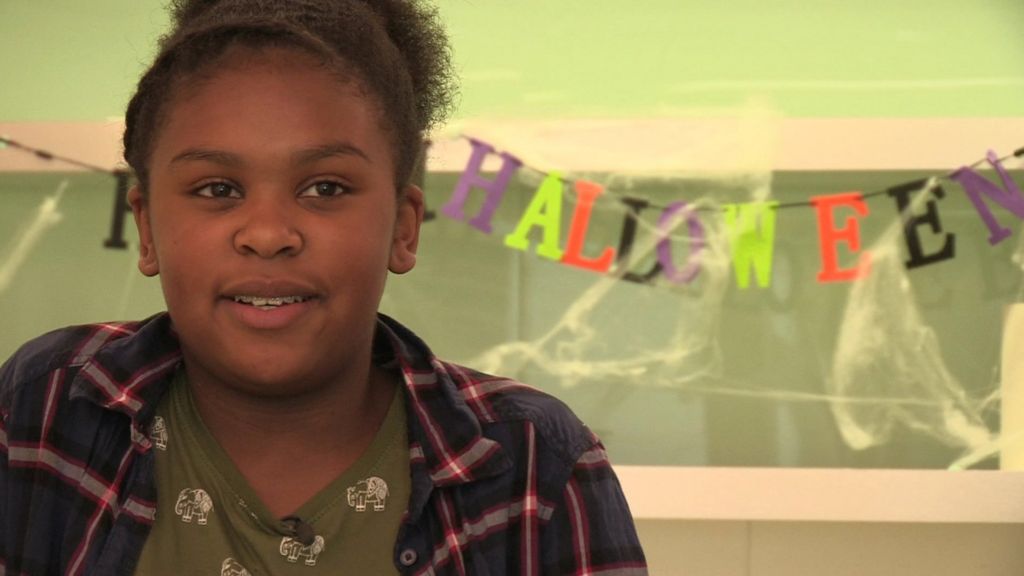 How to make cobweb cake decorations with marshmallows - BBC Newsround