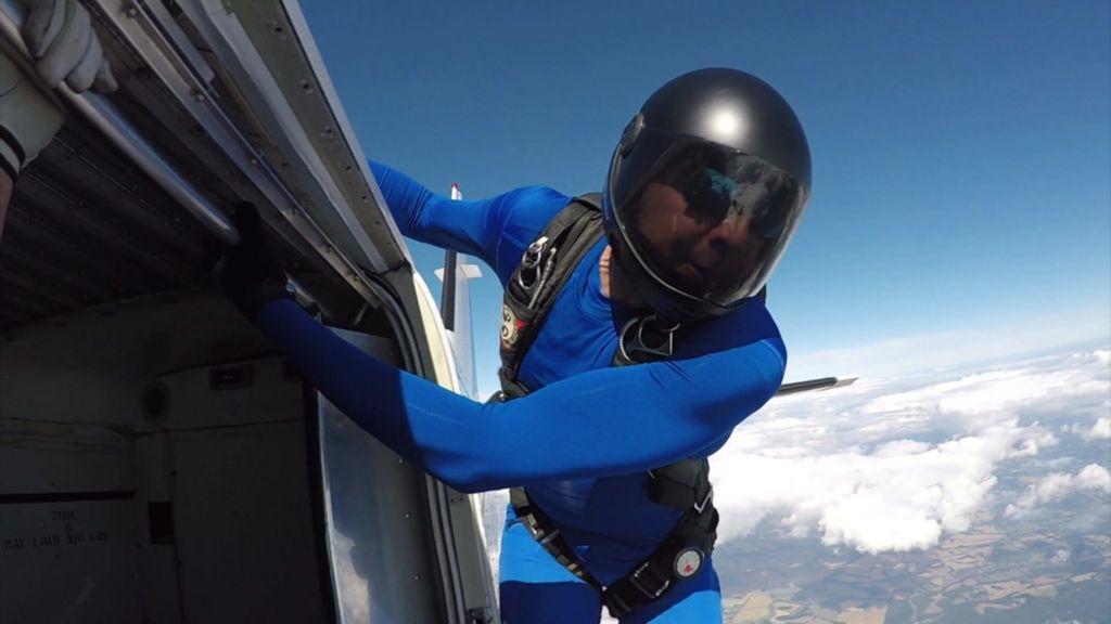Daredevil Max Hurd jumps from plane - BBC Newsround