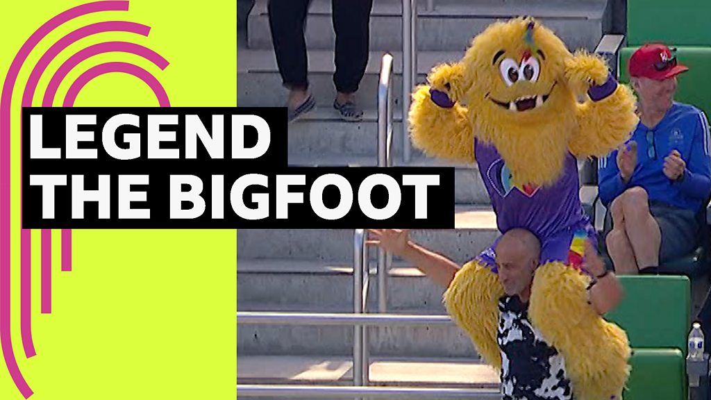 World Athletics Championships: Mascot gets piggyback from fan - BBC Sport