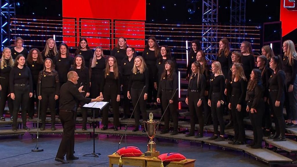 Côr Merched heb fod yn llai nag 20 mewn nifer (20) - BBC Cymru Fyw