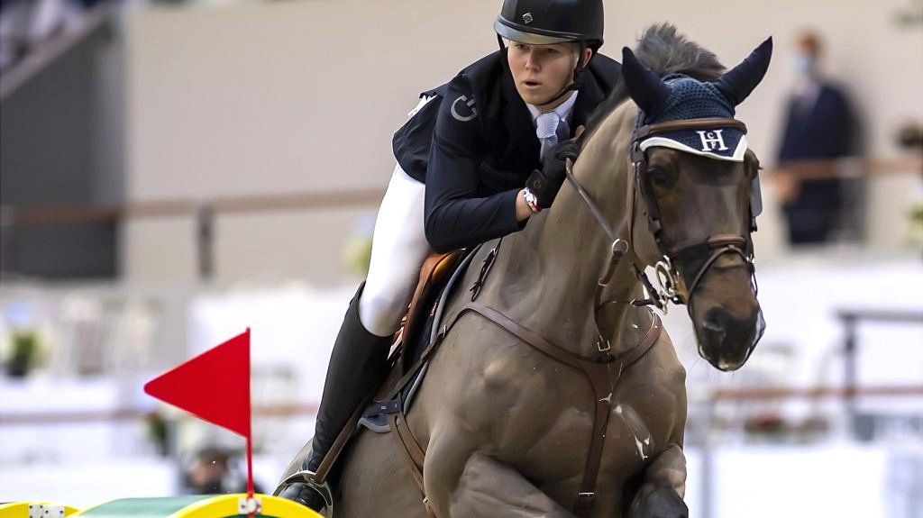 Hampshire Olympic show jumper 'is world's best young rider' - BBC Sport