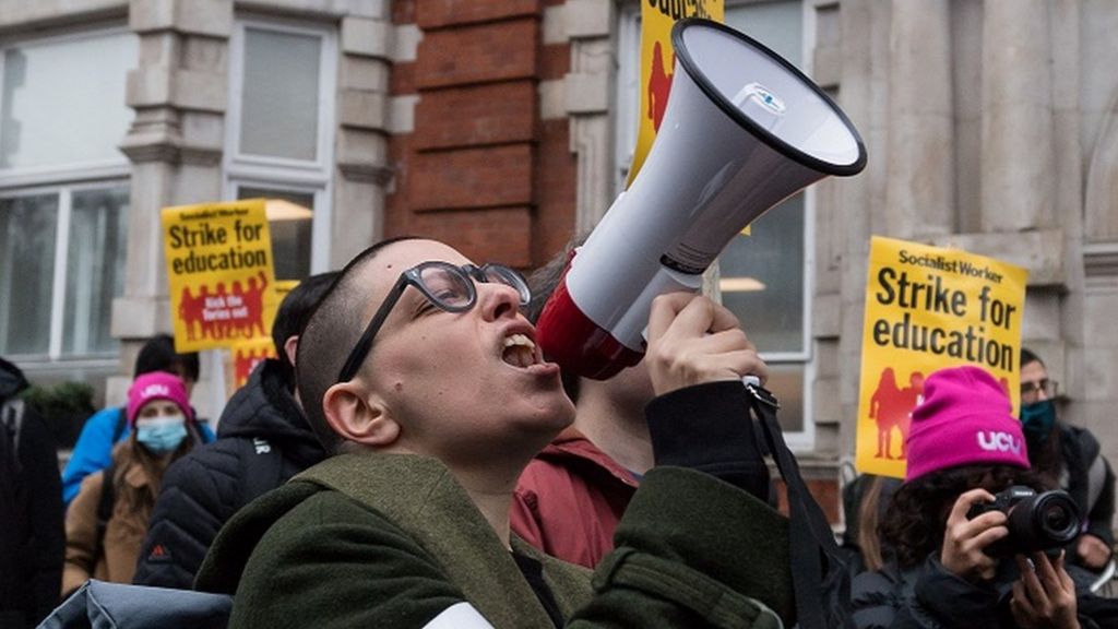 Cost of living: Schools in 'bleak' situation due to rising bills - BBC News