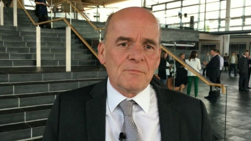 Cyfle olaf i holi Carwyn Jones cyn gwyliau'r haf - BBC Cymru Fyw