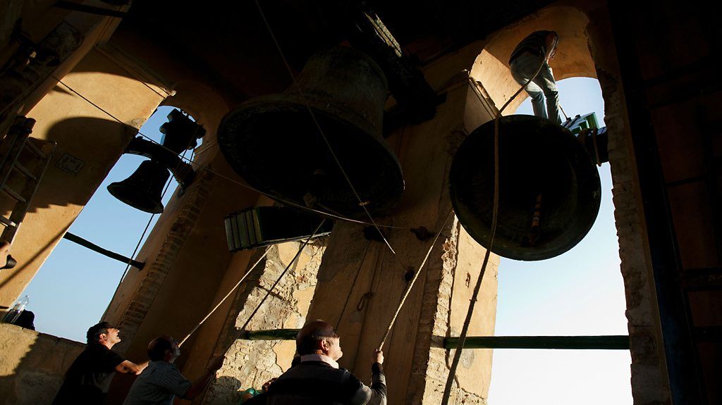 Covid: Family keeps Chagford bells ringing through pandemic - BBC News