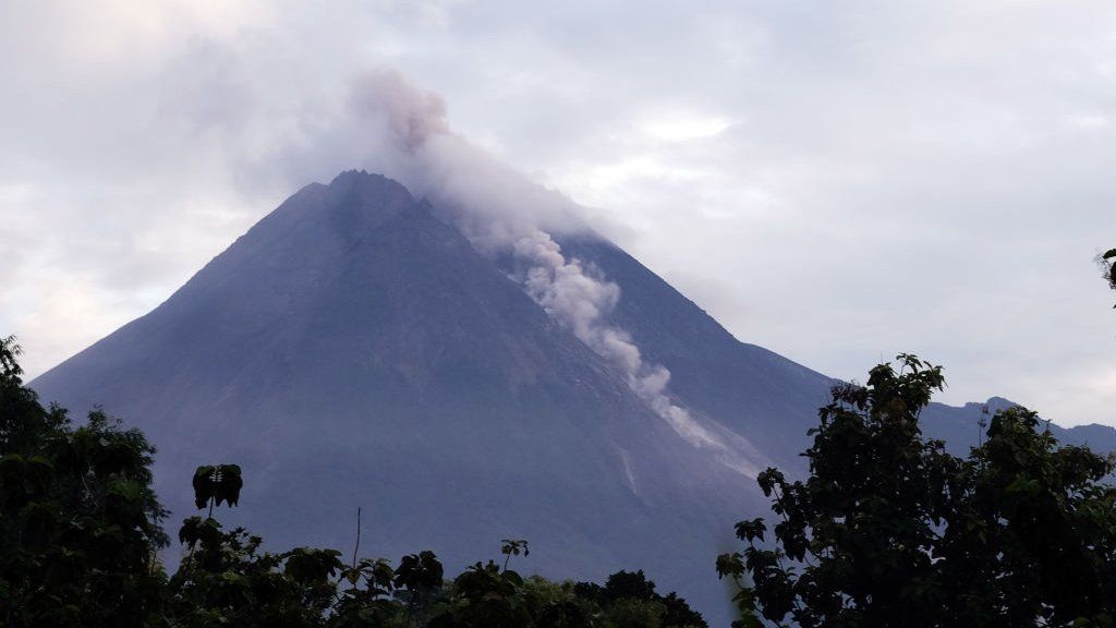 Volcano: Indonesia’s Mount Merapi erupts with huge ash column - BBC ...