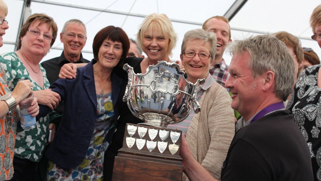 Heledd Cynwal yn sgwrsio gyda Iwan Parry, arweinydd Côr Bro Meirion ...