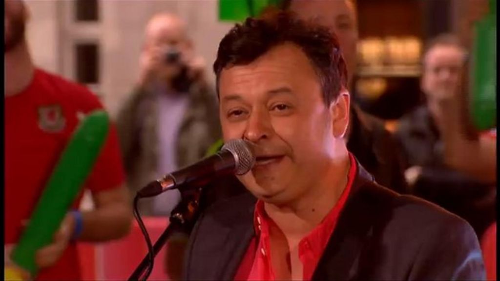 Euro 2016: Manic Street Preachers perform Welsh anthem on The One Show ...