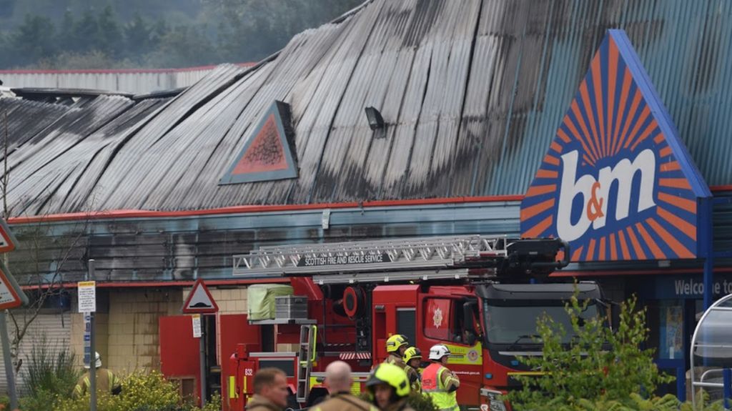 Body found in wreckage of burned-out store in Perth - BBC News