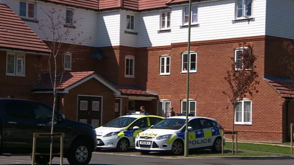 Photo released in Fareham flat murder inquiry - BBC News