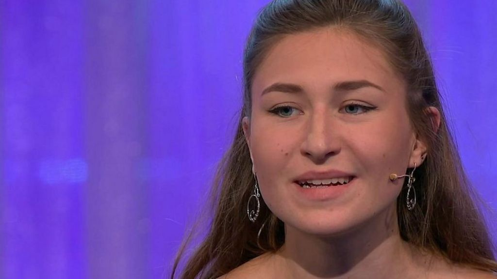 Mared Williams yn fuddugol yn yr Unawd o Sioe Gerdd yn 2017 - BBC Cymru Fyw