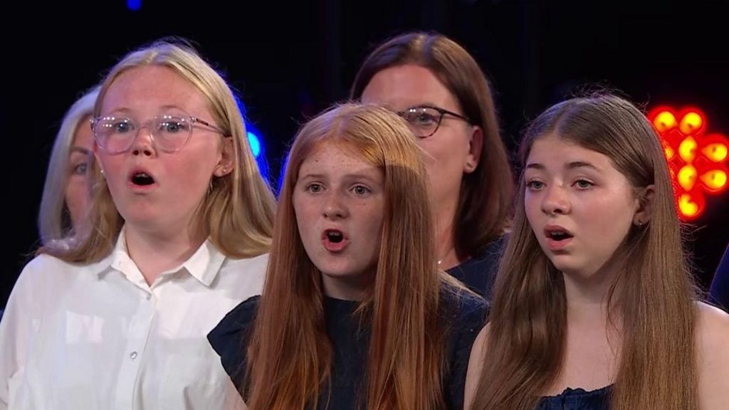 Côr Alaw Werin dros 20 mewn nifer (115) / Folk Song Choir with over 20 ...
