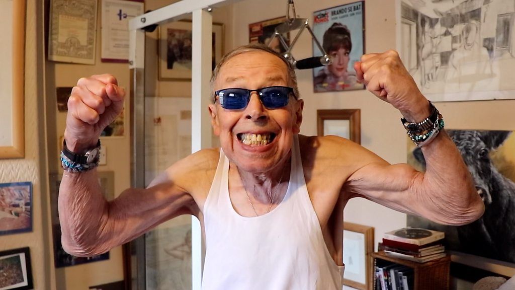 Derbyshire weightlifter, 86, lands national and world records - BBC News