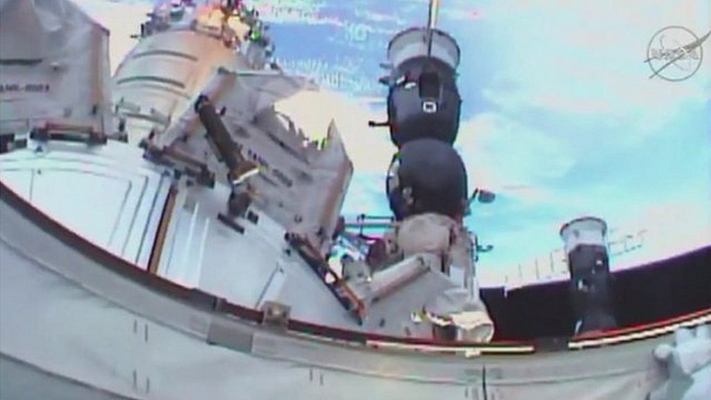 Tim Peake enters airlock as he ends his first space walk - BBC Newsround