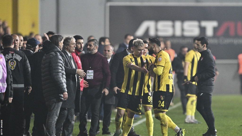 Turkish protest: President takes players off pitch over referee ...