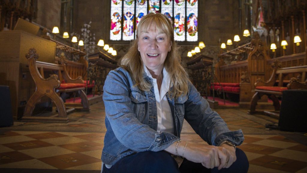 'Balchder' Ann Atkinson o ddod yn Gymrawd yr Academi Frenhinol - BBC ...