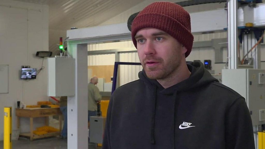 Pryder wrth i fesurau ffliw adar ddod i ben - BBC Cymru Fyw