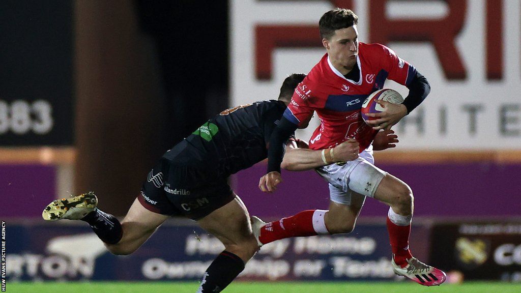Tomi Lewis: Wing returns to Scarlets from Jersey - BBC Sport