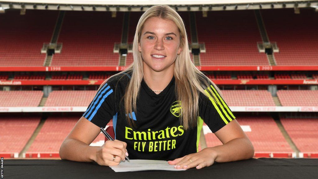 Alessia Russo: Why England striker swapped Man Utd for Arsenal - BBC Sport