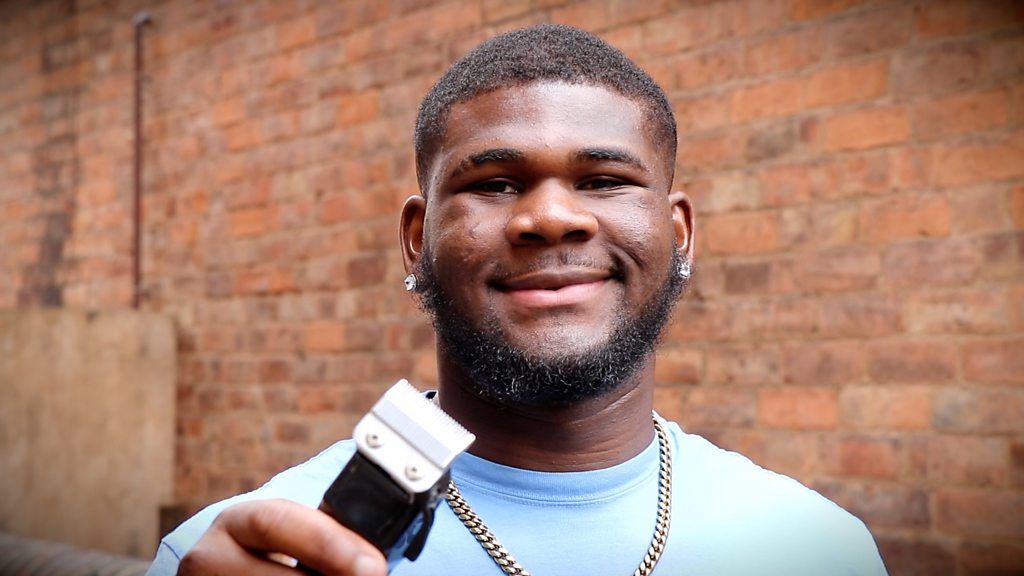 Cost of living: Vets for homeless people's pets see demand rise - BBC News