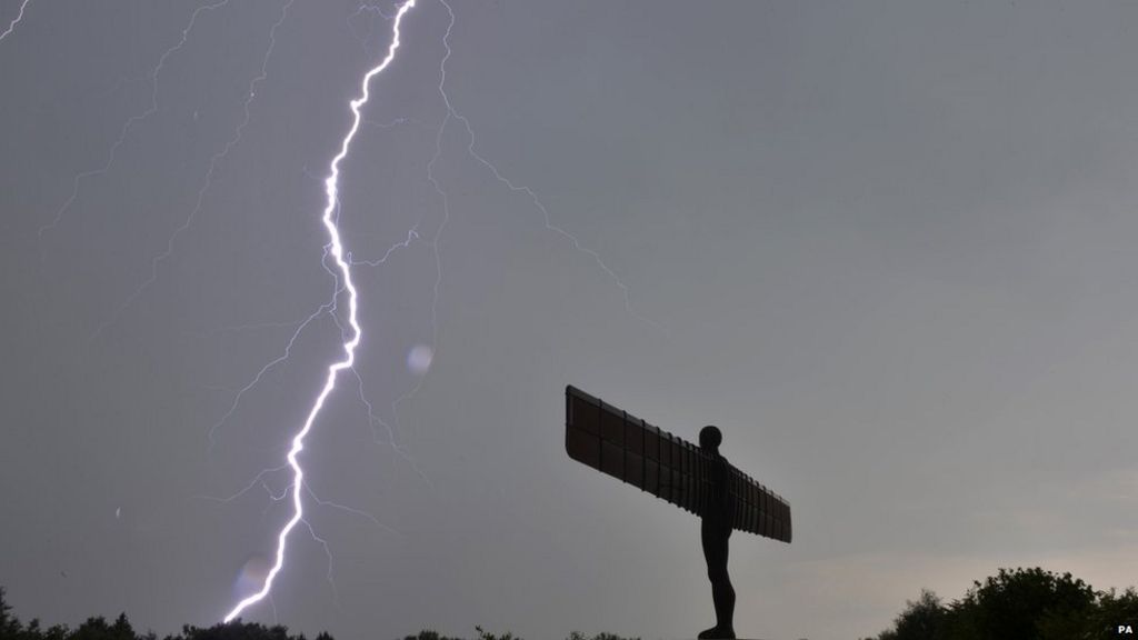 Stunning lightning shows across the UK - BBC Newsround