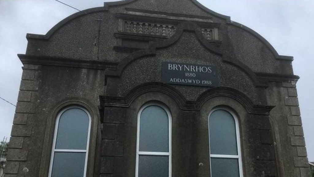 Capel olaf Y Groeslon ger Caernarfon yn cau - BBC Cymru Fyw