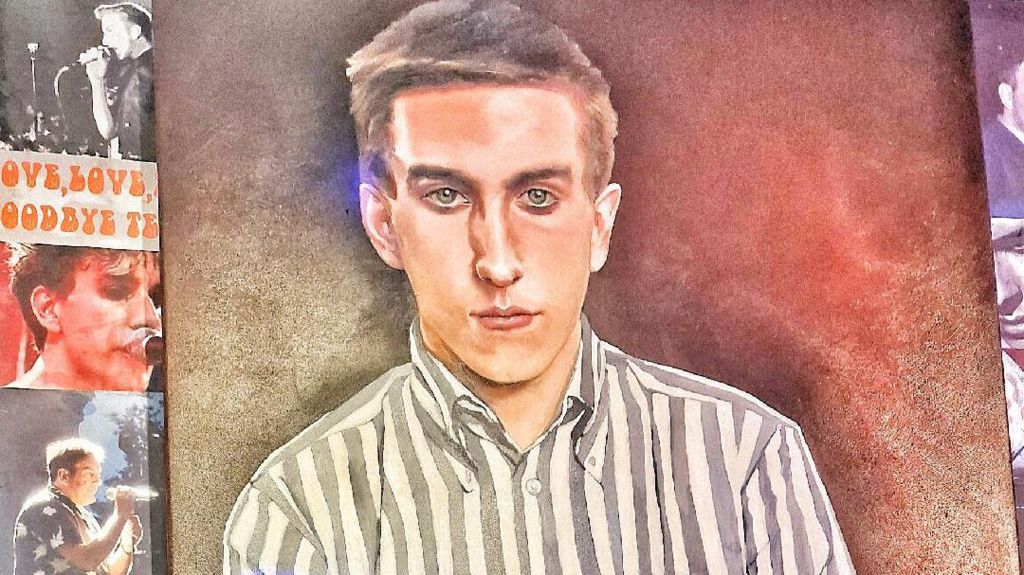 Coventry Music Museum pays tribute to Specials singer Terry Hall - BBC News