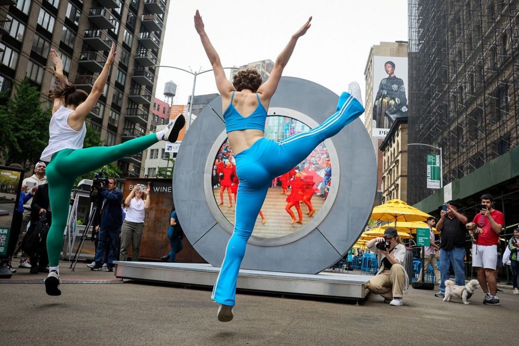 'Magical portal' opens between Dublin and New York - BBC Newsround