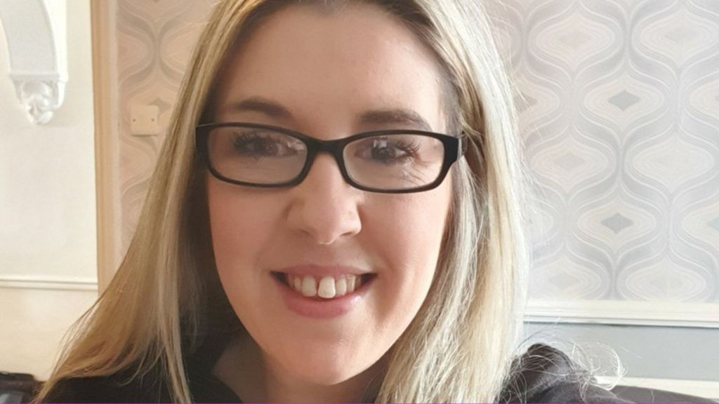 'Torcalonnus' gorfod dod â grŵp colli pwysau i ben - BBC Cymru Fyw