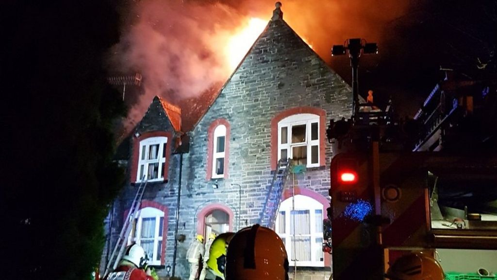 To 'wedi dymchwel' ar ôl tân cartref gofal Pandy Tudur - BBC Cymru Fyw