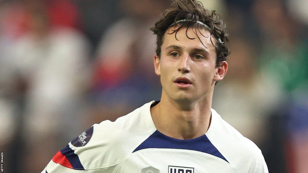 Brenden Aaronson: Leeds United loan midfielder to Union Berlin - BBC Sport