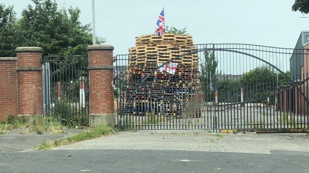 Bonfire at Belfast interface 'cannot be allowed to proceed' - BBC News