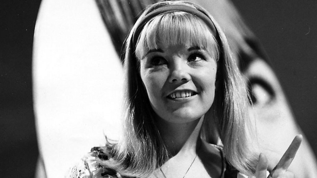 Y gantores Tammy Jones gyrhaeddodd rif 5 yn y siartiau ym 1975 - BBC ...