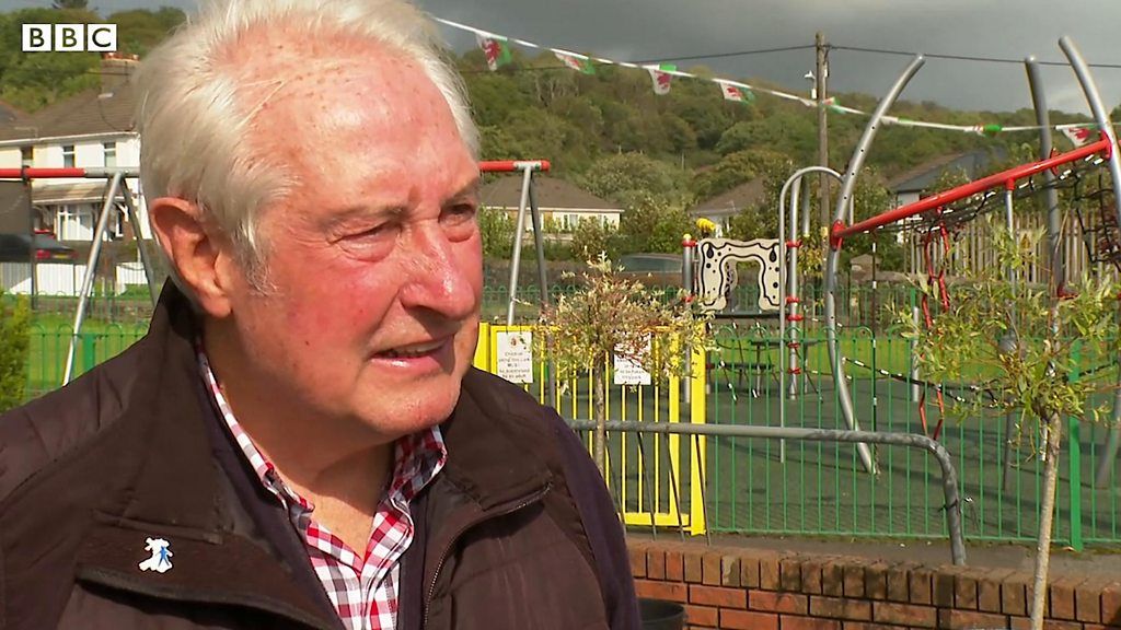 Gareth Edwards yn trafod arwyddocad Max Boyce - BBC Cymru Fyw