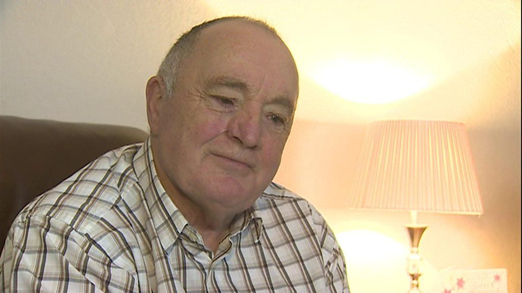 Anrhydeddu Trefor Lloyd Hughes am ei wasanaeth - BBC Cymru Fyw