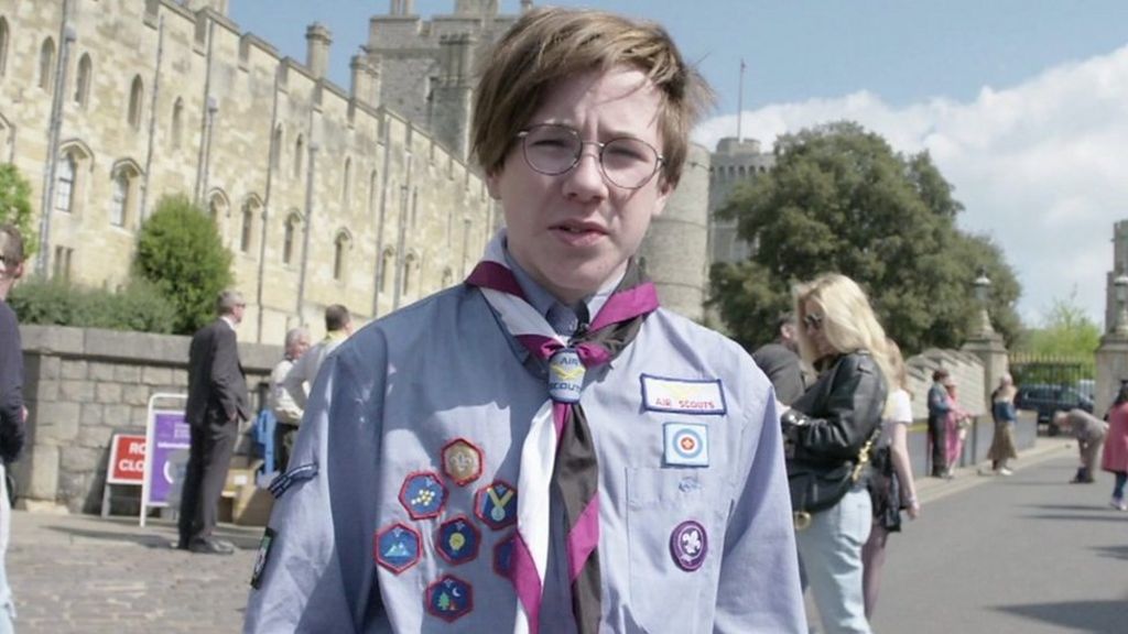 Leo wins Scout hero award for saving mum - BBC Newsround