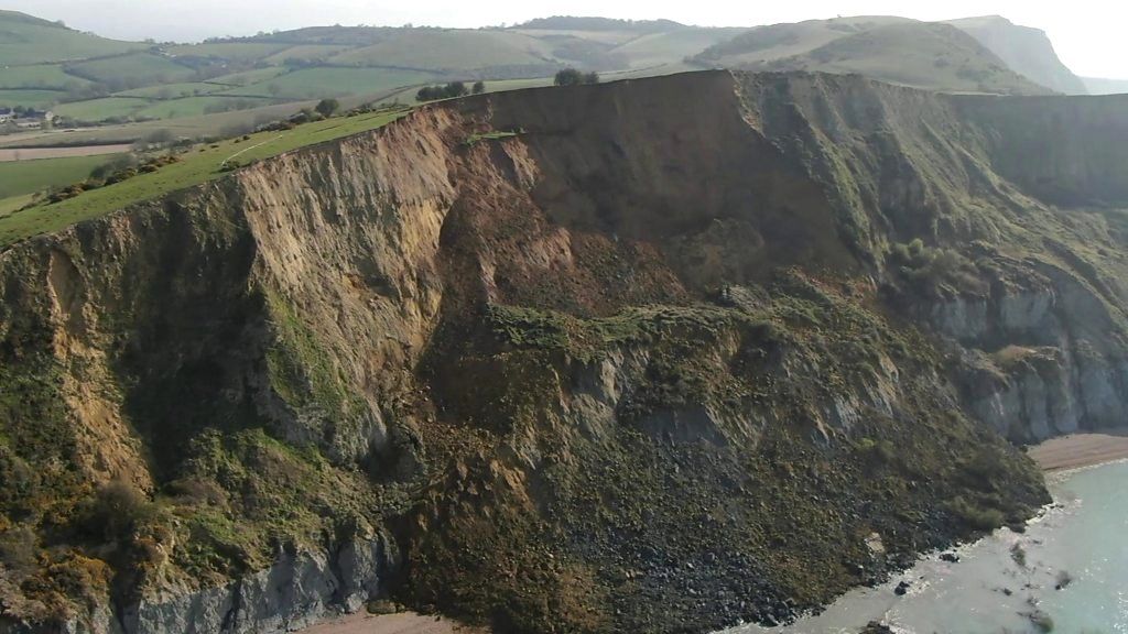 Huge landslide on Dorset coast - BBC Newsround