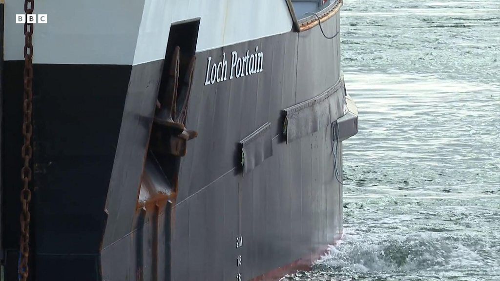 An MV Loch Bhrùsda air Caolas na Hearadh - Naidheachdan a' BhBC