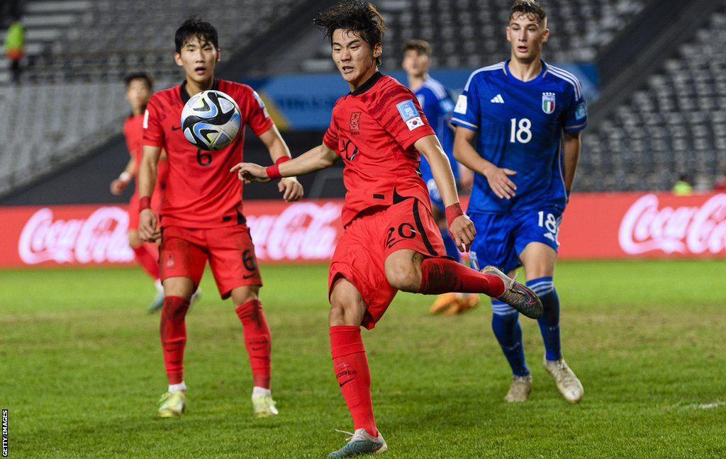 Brentford: South Korea youth international defender Kim Ji-soo joins ...