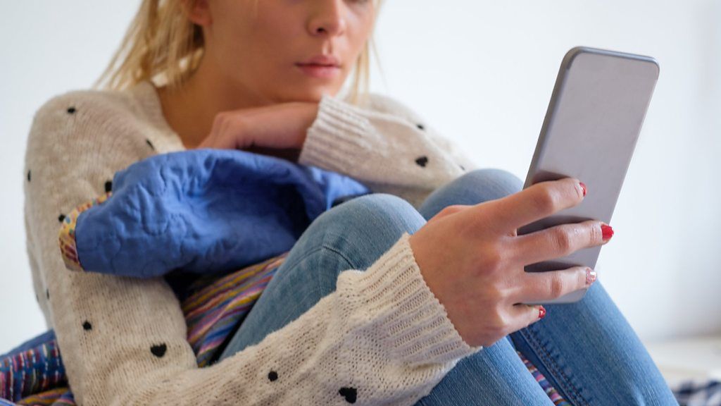 Girls' opinions about effect of being online on loneliness - BBC Newsround
