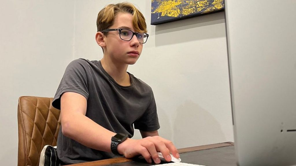 BBC Young Reporter: Sleep and the 'blue light monster' - BBC Newsround