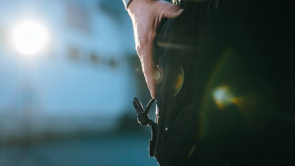 Rise in number of time PSNI officers drew guns - BBC News