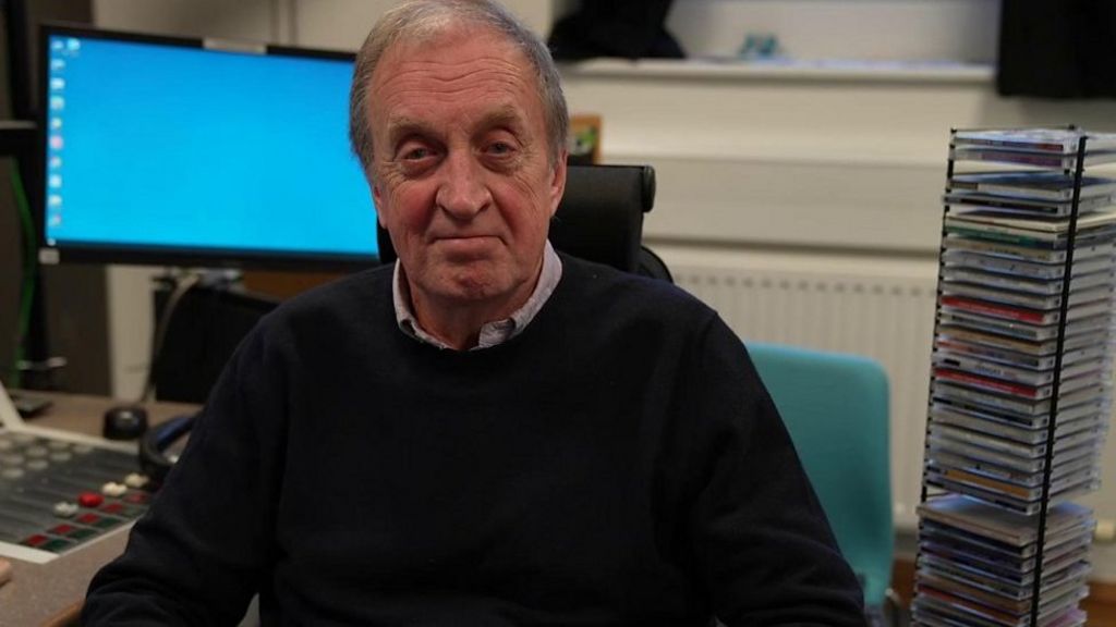 Y darlledwr Richard Rees sy'n dewis ei hoff ganeuon serch ar gyfer dydd ...