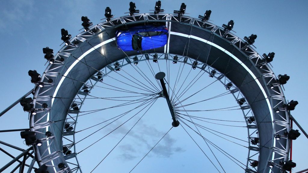 Jaguar car performs record-breaking loop - BBC Newsround