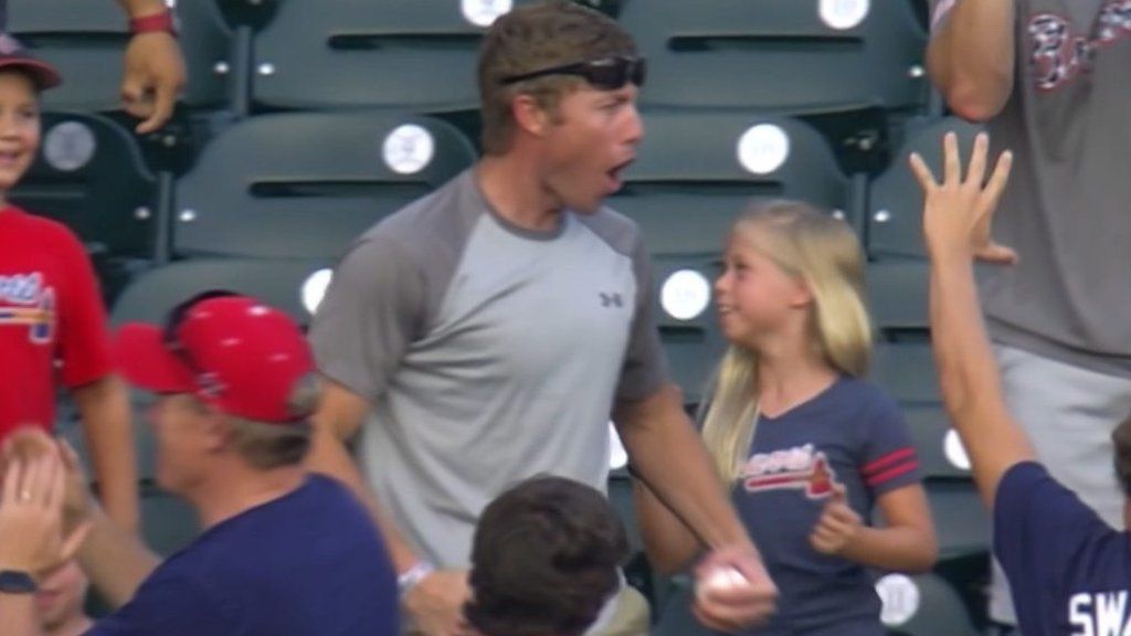 MLB: 'What a catch!' Fan takes incredible one-handed effort - BBC Sport