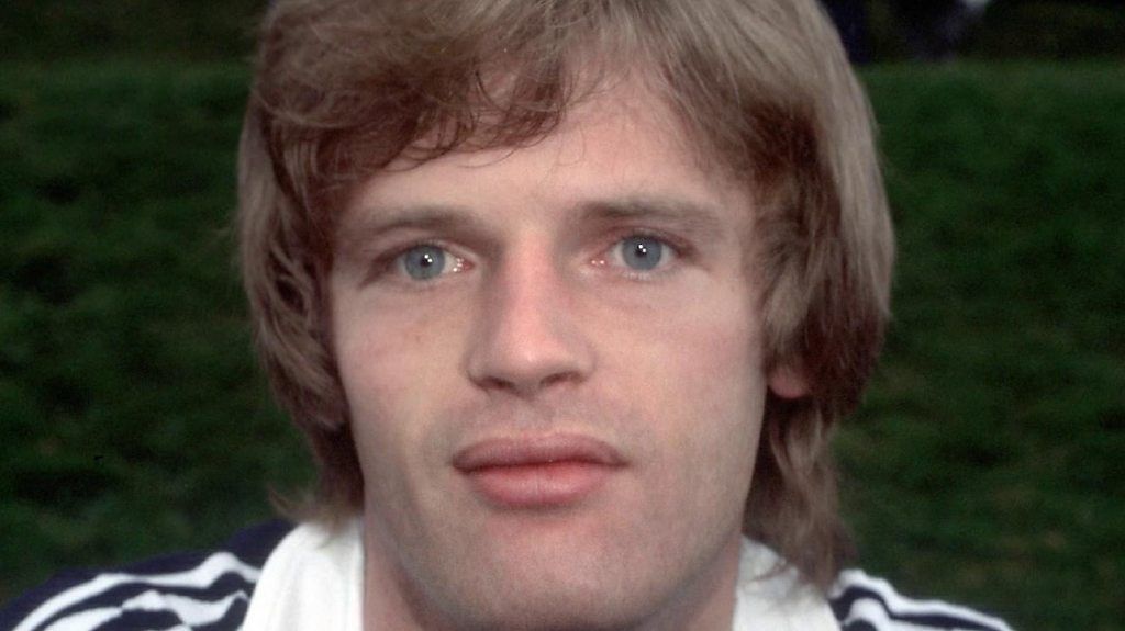 Gordon McQueen remembered: From St Mirren to Old Trafford - BBC Sport